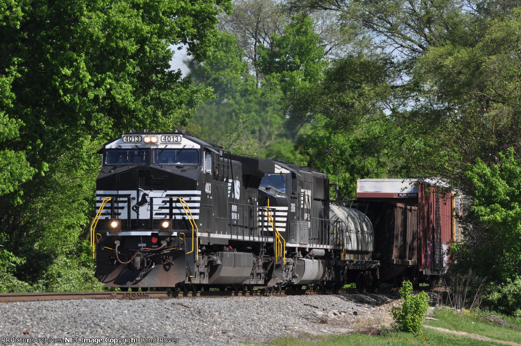 NS 4013 On NS 375 Eastbound
